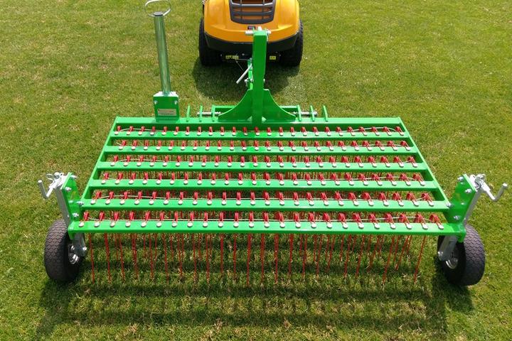 Striegel für unseren Rasenplatz - Glücksbringer